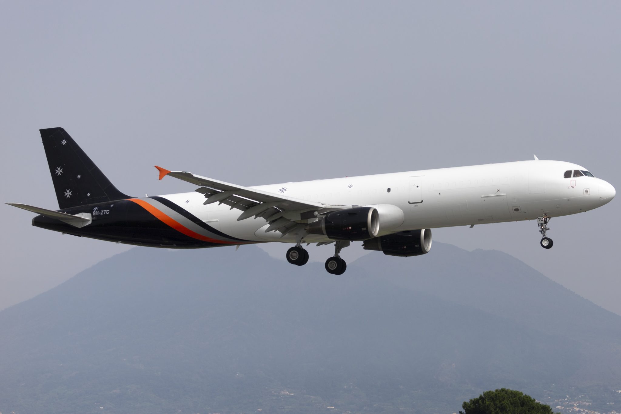 Aaib Report Reveals Strong Lights During Filming Caused Damage To A Titan Airways Airbus ...